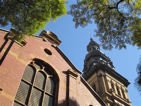 무료 이미지 건축물 햇빛 지붕 건물 정면 교회에 예배당 역사적인 예배 장소 파란 하늘 첨탑 뾰족한 탑 장식적인 붉은 벽돌 아치형 창 푸른