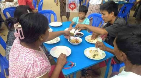 ဆားလင်းကြီးမြို့နယ်ရှိ စစ်ဘေးရှောင် ပြည်သူများကို အစားအသောက်များ ကျွေးမွေးလှူဒါန်း Khit Thit Media