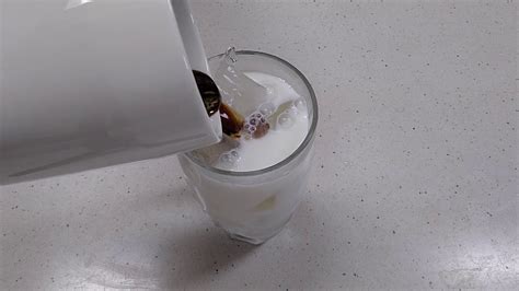 믹스커피로 고급 아이스카페라떼 만들기이제 집에서도 간단히 까페라떼 즐기기