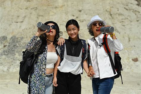 두 명의 활동적인 중년 여성과 십대 소녀가 바위 절벽 벽 앞에 서서 쉬고 있습니다 사람과 야외 활동 개념 12 13세에 대한 스톡 사진 및 기타 이미지 Istock