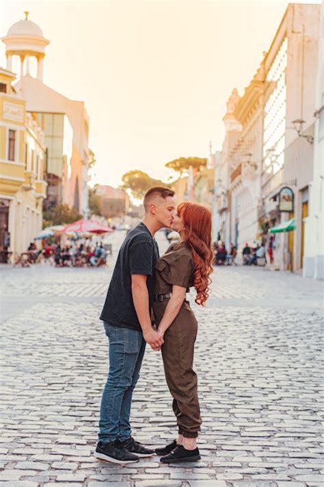 Giovani Coppie Romantiche Che Baciano Sulla Strada Della Città Al