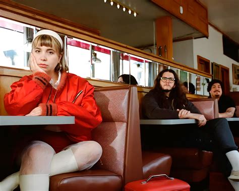 Beach Bunny Canta Sentimentos De Insegurança E Autossabotagem No Single