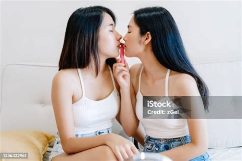 로맨틱 레즈비언 커플 키스 입술 핑크 립스틱을 바르면서 키스하는 레즈비언 에로틱 한 순간 여성의 입이 함께 클로즈업 귀여운에