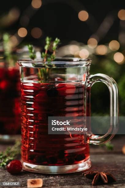 크리스마스 장식과 소박한 배경에 크랜베리와 전통 향신료와 겨울 음료 선택적 초점 12월에 대한 스톡 사진 및 기타 이미지 12월 가정 생활 건강한 식생활 Istock