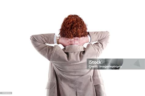 흰색 배경 위에 곱슬 곱슬 한 빨간 머리 백인 사업가의 뒷모습 40 49세에 대한 스톡 사진 및 기타 이미지 40 49세