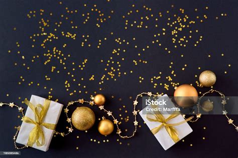 어두운 배경에 금 크리스마스 공과 선물 상자와 플랫 누워 테두리 0명에 대한 스톡 사진 및 기타 이미지 0명 12월 갈란드 장식품 Istock