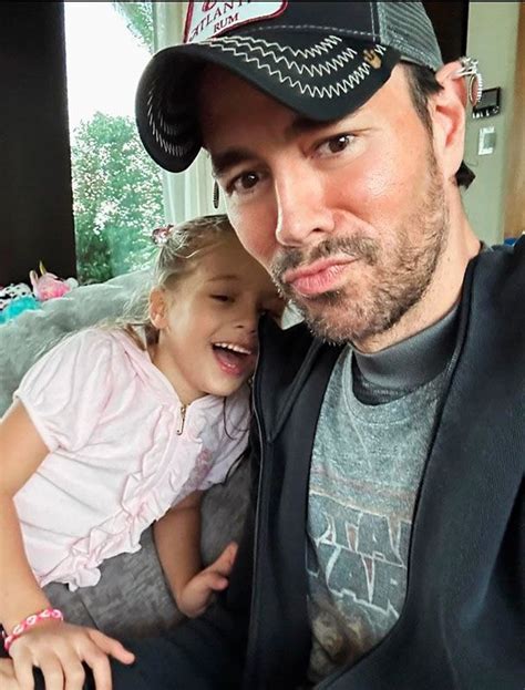 Enrique Iglesias Y Anna Kournikova Presentan A Sus Hijos