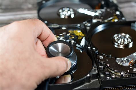 Hdd 플래터 및 스핀들 모터의 의료용 청진기 하드 디스크 드라이브 분해 손상된 구성 요소 컴퓨터 유지 보수 진단 실행 복구 데이터 지우기 데이터 킬러 소프트웨어 개념 건강