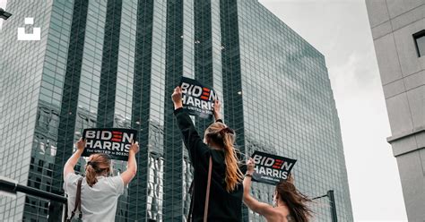 낮 동안 거리를 걷는 동안 손을 잡고 있는 남자와 여자 사진 Unsplash의 무료 사람 이미지