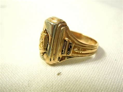 10kt Solid Gold 1945 Class Ring Gem