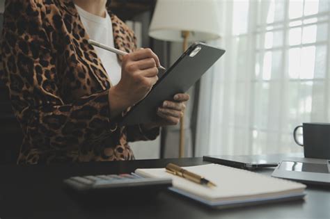 비즈니스 어드바이저 비즈니스 사람들이 이야기하고 계획 사무실에서 태블릿에 대한 투자 및 마케팅을 분석합니다 가리키기에 대한 스톡