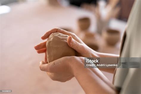 여성 도예가의 손 클로즈업 스튜디오에서 수제 컵 만들기 도구를 사용하여 작업하는 전문 도예가 선택적 초점 수제 요리의 형성 예술과 중소기업 개념 25 29세에 대한 스톡