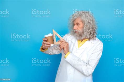 파란 서 있는 커피 컵에 고립 된 의사의 가운 스튜디오를 입고 있는 노인 곱슬 머리에 대한 스톡 사진 및 기타 이미지 곱슬 머리 괴짜 기이함 Istock