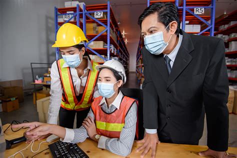 상품 이나 상품 창고에 하드 햇 서화물을 착용 하는 엔지니어 여자와 사업가 수입 및 수출화물 화물 선에서 제어 하중을 확인 합니다 팀워크 성공적인 컨셉 25 29세에 대한