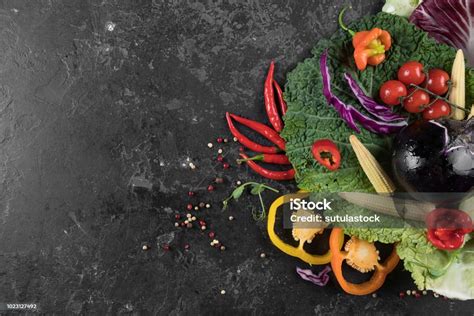 음식 배경입니다 어두운 콘크리트 테이블에서 농부는 신선한 야채 텍스트를 위한 공간입니다 농부에 대한 스톡 사진 및 기타 이미지 Istock