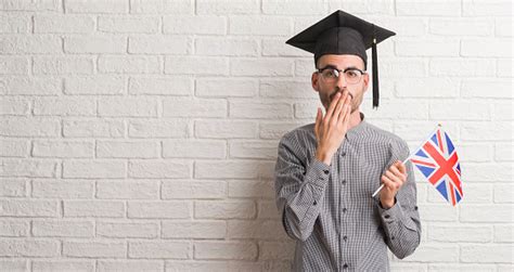 영국 국기 커버 입 실수 두려움 침묵 비밀 개념에에서 무서 워의 표현에 대 한 수치와 충격을 손으로 들고 졸업 모자를 쓰고 하는