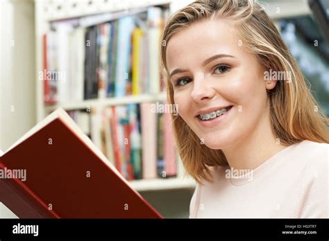 Mädchen Lesen Buches Fotos Und Bildmaterial In Hoher Auflösung Alamy
