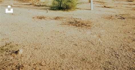 낮 동안 푸른 하늘 아래 갈색 모래 위에 회색 전기 포스트 사진 Unsplash의 무료 땅 이미지