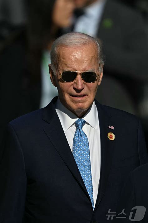 포토 G20 정상회의 중 단체 사진 찍으러 가는 바이든 뉴스1