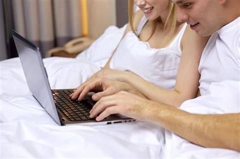 Premium Photo People Bedtime Technology And Relations Concept Close Up Of Smiling Couple