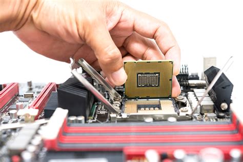 손을 잡고 Cpu Ic 표면 표시 및 백색 Bakcground에 고립 된 Cpu에 대 한 마더보드 오픈 소켓 마운트를가지고