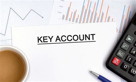 그래프 다이어그램 및 계산기와 향기로운 커피 한 잔이 있는 Key 계정 문서 경영자에 대한 스톡 사진 및 기타 이미지 경영자