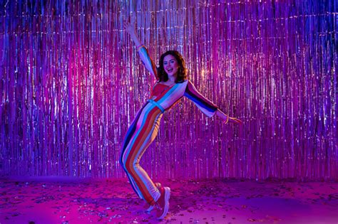 쾌활한 긍정적 인 소녀 옷을 입은 줄무늬 전체 재미 춤 디스코텍 고립 반짝이 바이올렛 색상 배경의 사진 갈색 머리에 대한 스톡 사진 및 기타 이미지 Istock