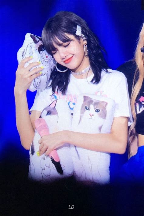 리사닷컴 Lisa On Twitter Girl With Headphones Kpop Girls Lisa Angel