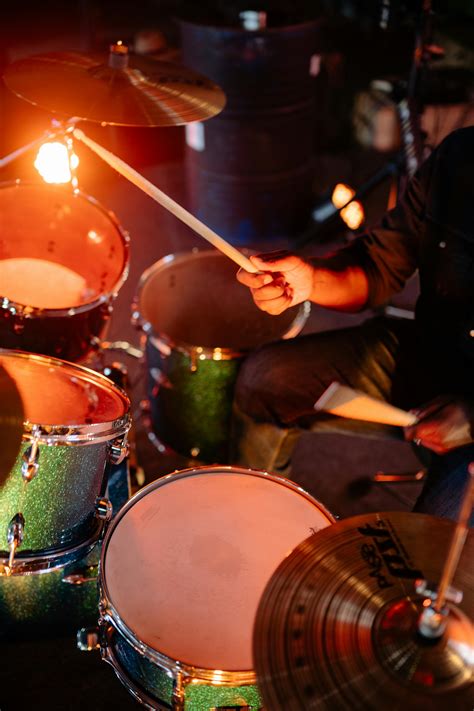 공연 나지만 다이나믹한 드러머 드럼 라이브 라이브 공연 라이브 음악 록 음악 리듬 무대 조명 뮤지션 뮤지컬 밴드 보여주다 사운드 트랙 소리 손