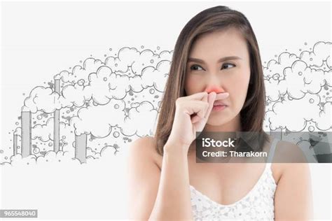 하얀 드레스를 입고 아시아 여자 회색 배경 나쁜 냄새 때문에 그녀의 코를 잡아 가까운에 대한 스톡 사진 및 기타 이미지 가까운 건설 산업 공장 산업 건물 Istock