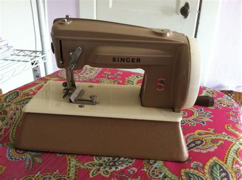 The Quilt Barn Toy Singer Sewing Machine