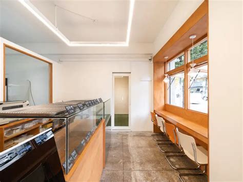 우드톤에 오렌지 컬러 포인트를 더한 모던 캐주얼 17평 베이커리 카페 인테리어 강북구 수유동