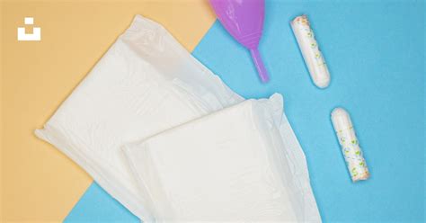 플라스틱 컵과 플라스틱 숟가락이 놓인 테이블 사진 Unsplash의 무료 배경 이미지