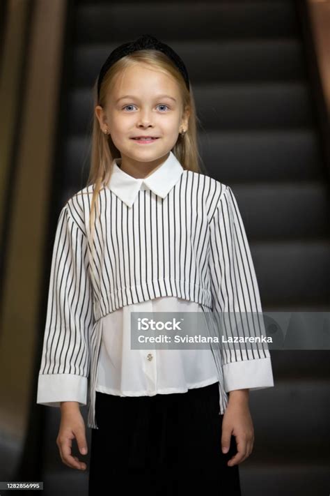 금발 머리를 가진 어린 소녀가 지하철 Excalator에 서 있다 사람 얼굴에 대한 스톡 사진 및 기타 이미지 사람 얼굴 실제 인물 8 9 살 Istock