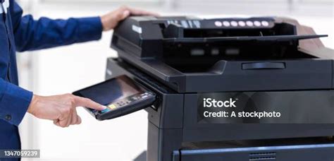 프린터 복사기 네트워크 패널의 사업가 누르기 버튼 사무실 개념의 사본 작업 프린터는 스캔 및 복사 용지를위한 사무실 노동자 도구