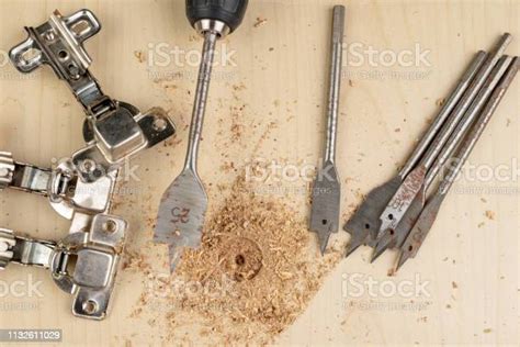 합판에 베인 드릴로 드릴링 목공 워크샵에서 목공 작업 밝은 배경입니다 Diy에 대한 스톡 사진 및 기타 이미지 Diy 강철