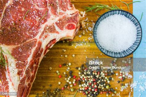 식탁에 있는 소고기 향신료 로즈마리 립 아이 스테이크 재료 후추와 거친 소금 0명에 대한 스톡 사진 및 기타 이미지 0명 건강한 생활방식 검은색 Istock