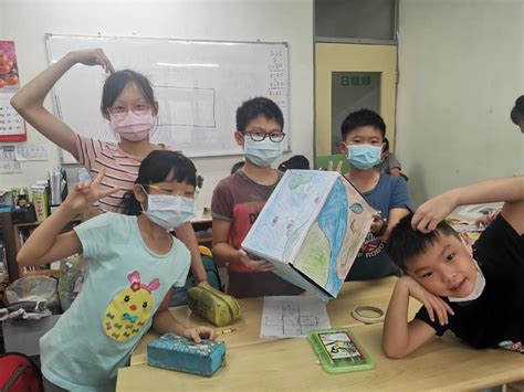 百宏文教機構 八月份夏令營不插電程式設計課程 ，8 12日主題課程方形地圖，小朋友可以利用教具玩拼圖遊戲。