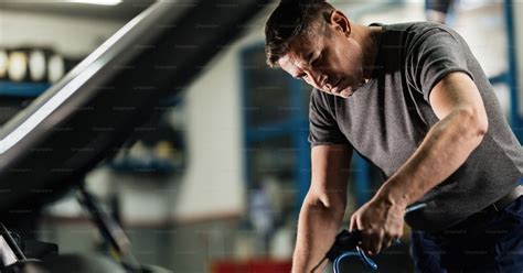 작업장에서 자동차 엔진을 수리하는 자동차 정비사 사진 Unsplash의 세르비아 이미지