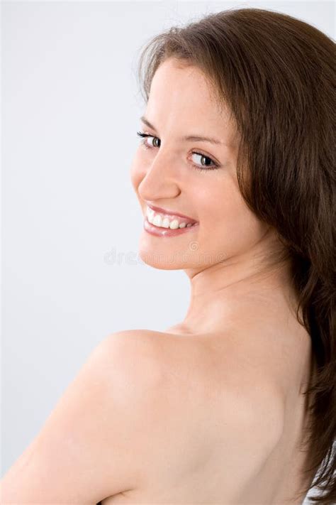 Retrato De Um Sorriso Bonito Da Jovem Mulher Imagem De Stock Imagem