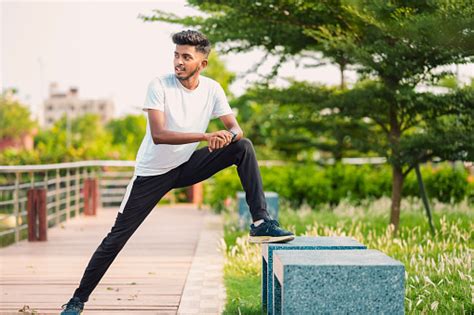 야외에서 운동하고 스트레칭하는 동안 손목시계를 확인하는 스포티한 청년의 전체 길이 이미지 20 24세에 대한 스톡 사진 및 기타 이미지 20 24세 20 29세 가을