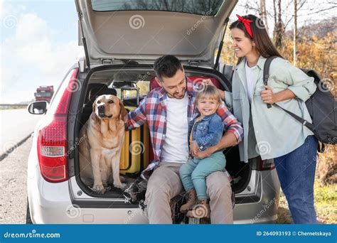 Padres Su Hija Y Perro Sentados En El Maletero Del Auto Al Aire Libre Familia Viajando Con