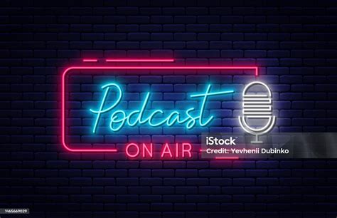 팟캐스트 네온 사인보드 빛나는 글자와 마이크가 있는 공기 네온 불빛 기호에 팟캐스트 라이브 인터뷰 방송 및 팟캐스트를 위한 밝은