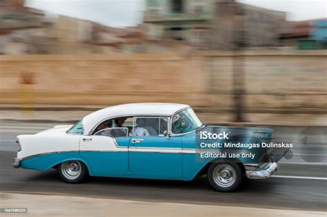 쿠바 하바나의 낡은 차 이동 일반적으로 현지인과 관광객을 위한 택시로 사용되는 복고풍 차량 푸른 색 거리에 대한 스톡 사진 및 기타 이미지 Istock