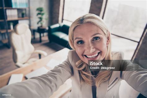 명랑 한 흥분 중년 기업가 경력 여성의 클로즈업 사진은 회사 로프트 워크 스테이션에서 그녀의 파트너 고객 투자자와 셀카 화상