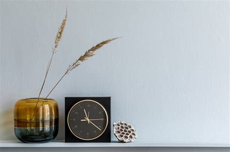 디자인 검은 시계 꽃병에 말린 꽃과 세련된 거실 인테리어우아한 개인 액세서리와 나무 선반에 최소한의 구성 공간을 복사합니다 0명에 대한 스톡 사진 및 기타 이미지 Istock