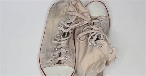 젖은 신발 악취 없이 ‘빠르게 말리는 법