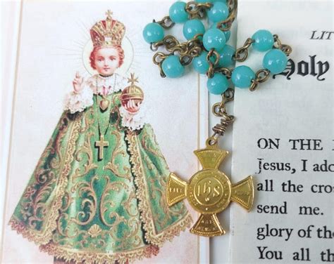 Vintage Infant Jesus Of Prague Chaplet 15 Glass Beads Goldtone