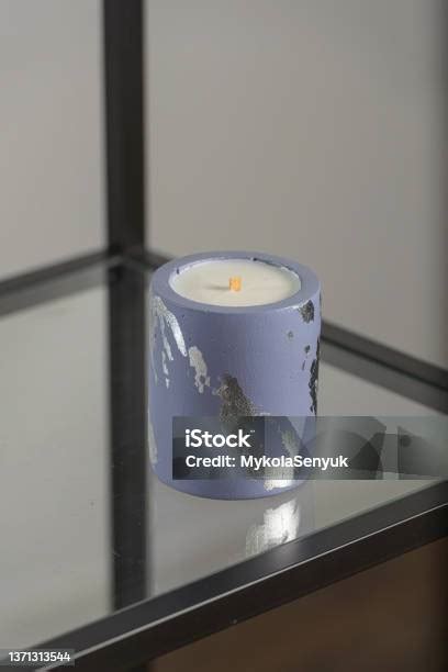 추상적 인 얼룩이있는 둥근 촛불 홀더 은색 불꽃이있는 파란색 콘크리트 선택적 소프트 포커스 개념에 대한 스톡 사진 및 기타 이미지 Istock