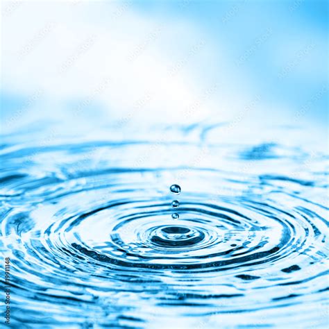 Wassertropfen Beim Aufprall Mit Wasser Stock Foto Adobe Stock